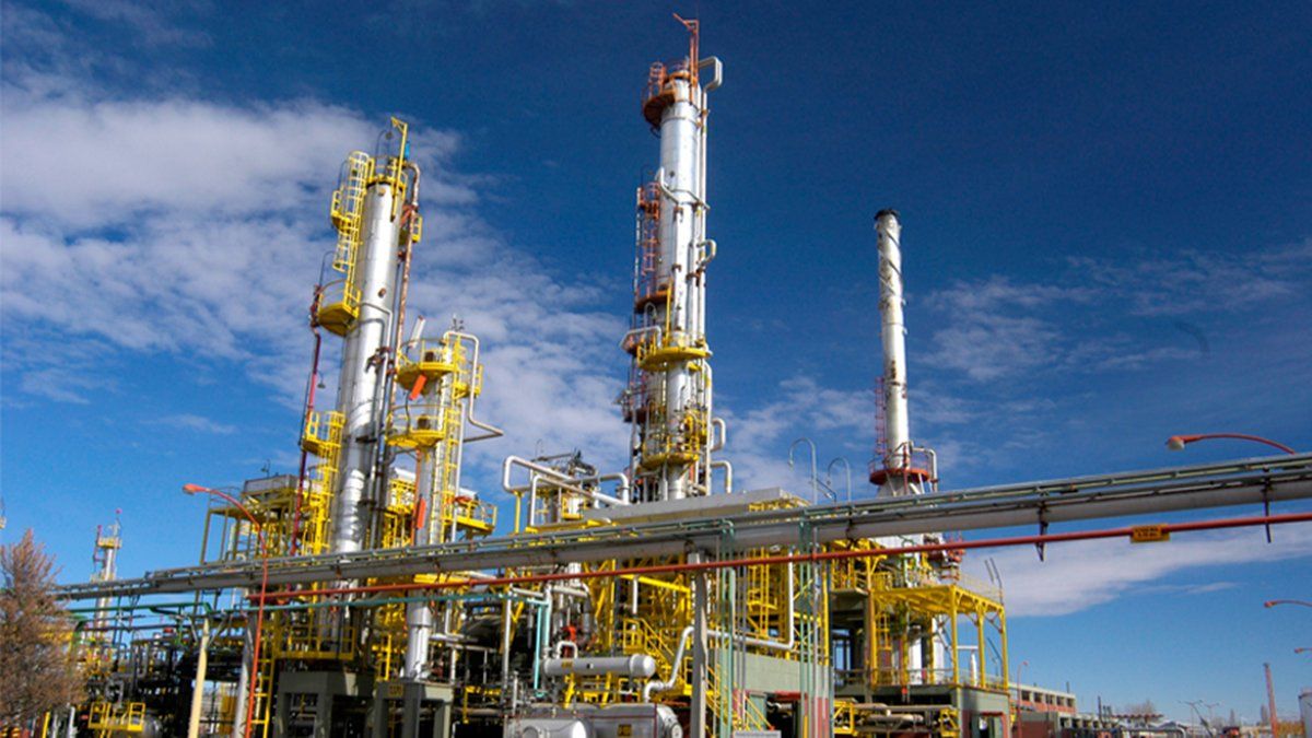 La refinería de Huincul pasó a trabajar a demanda | YPF, coronavirus ...