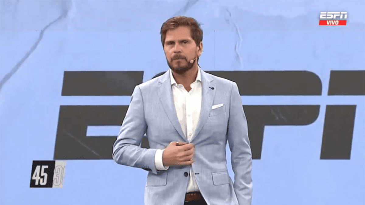 El Pollo Vignolo, picante con el club de amigos y los abrazadores seriales