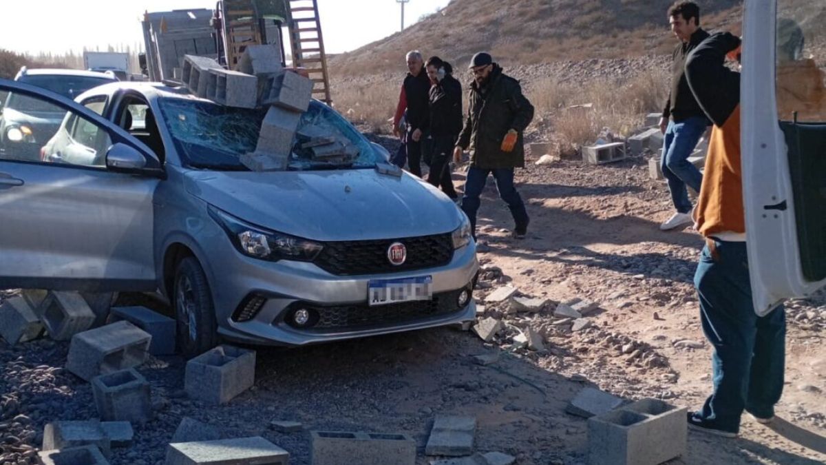 Corte en Ruta 7: un auto fue aplastado por la carga de un camión