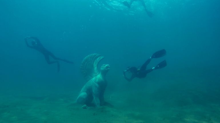 Crece el museo submarino del lago Mari Menuco: sumergieron una réplica ...
