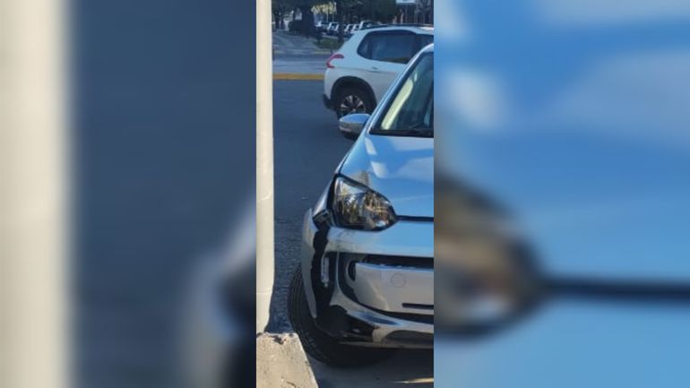 Un auto chocado en pleno centro de Neuquén sin ocupantes: qué pasó