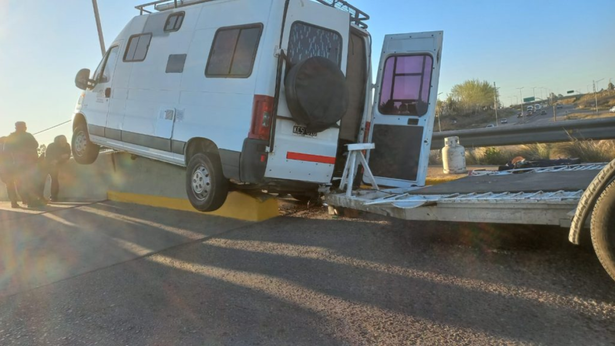 Ruta 7: encandilado por el sol, terminó colgado de un puente