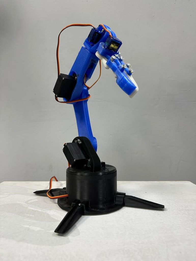 Roberto, el increíble robot que inventaron alumnos neuquinos