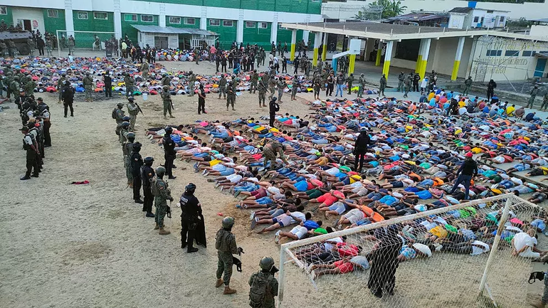 Ecuador: el Ejército recupera las cárceles y el gobierno gana su ...