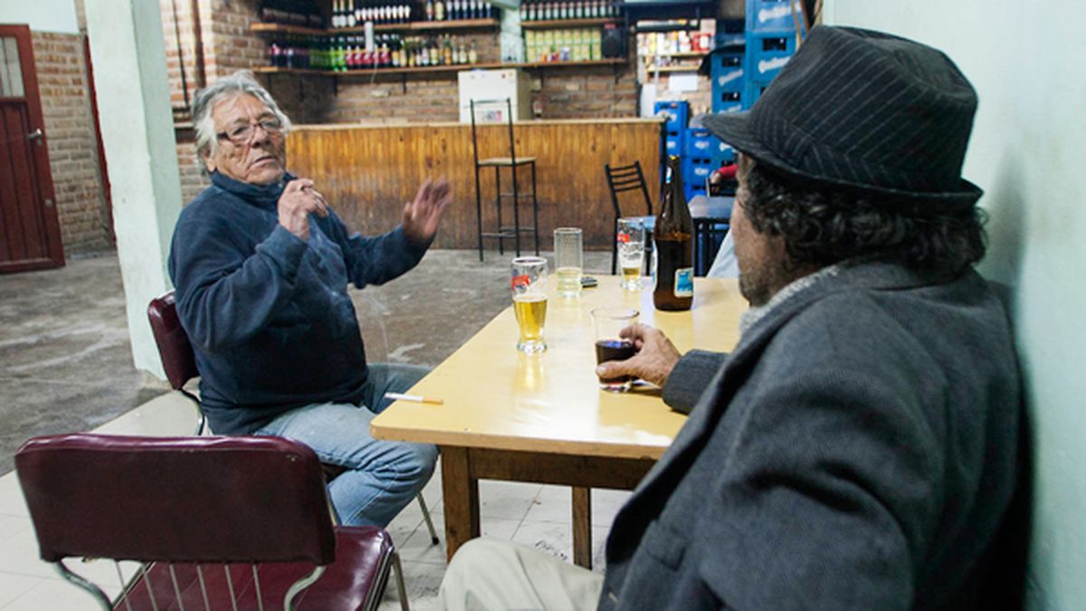 El bar obrero que a la noche revive con sus historias