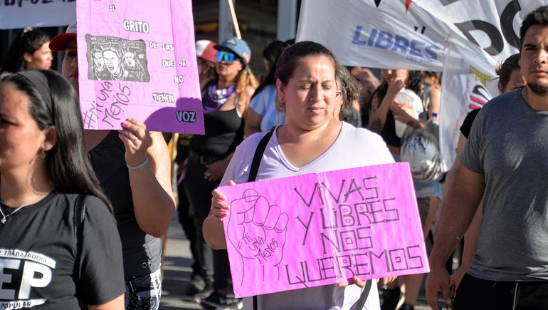 En 9 fotos, la marcha contra la violencia machista en Neuquén
