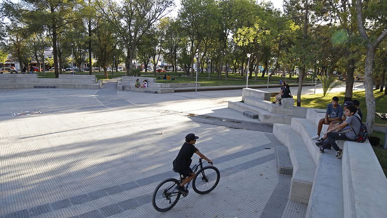 La plaza San Martín de Plottier quedó totalmente renovada