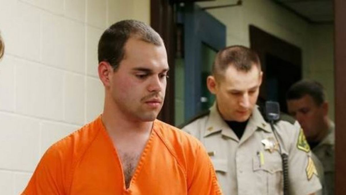 La acosaba en el trabajo y, como lo echaron, la mató