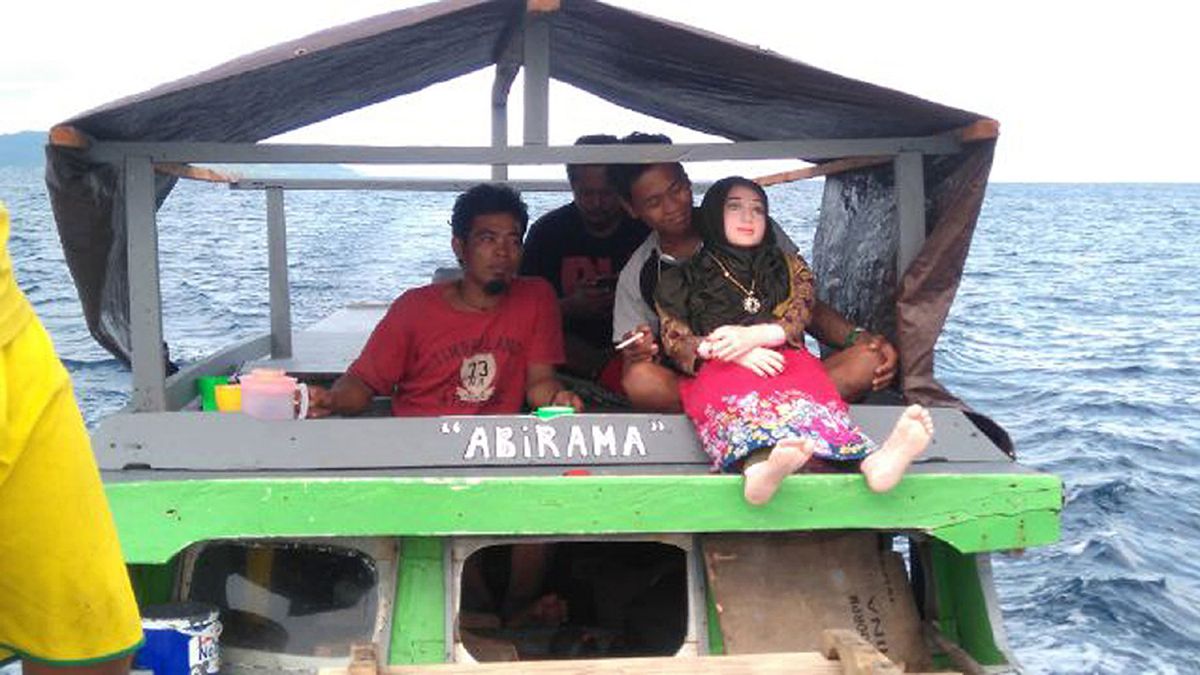 La adoraban como ángel y era una muñeca inflable