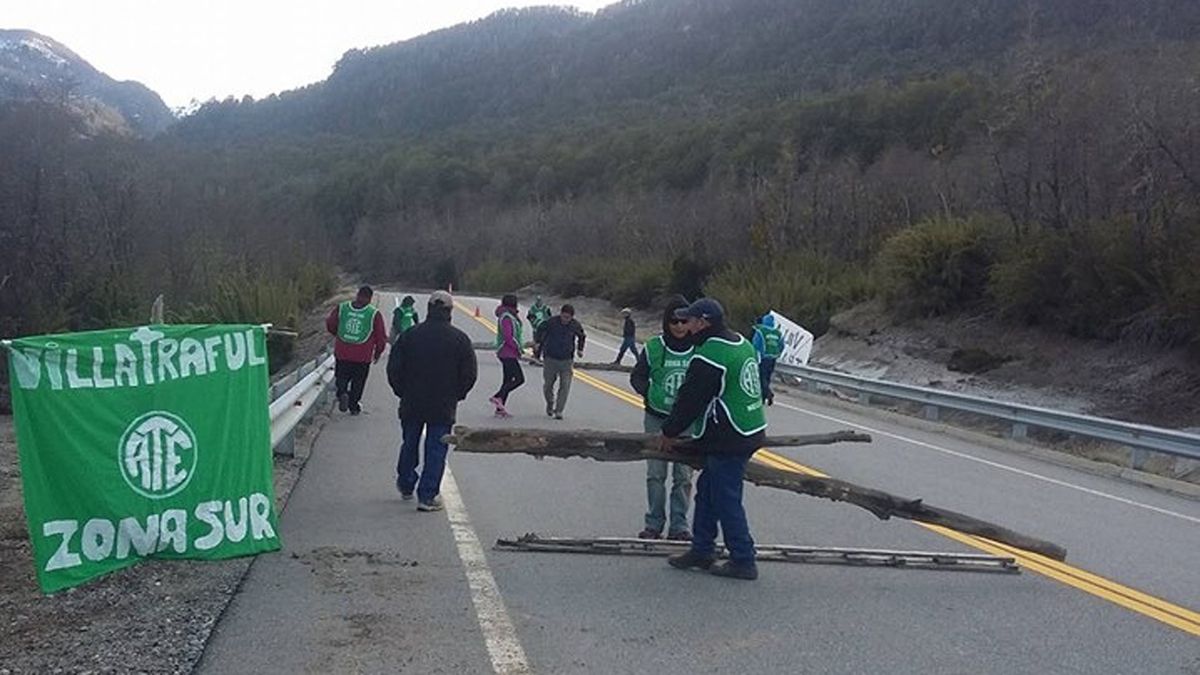 Levantaron los bloqueos en la ruta en Villa Traful y en Santo Tomás