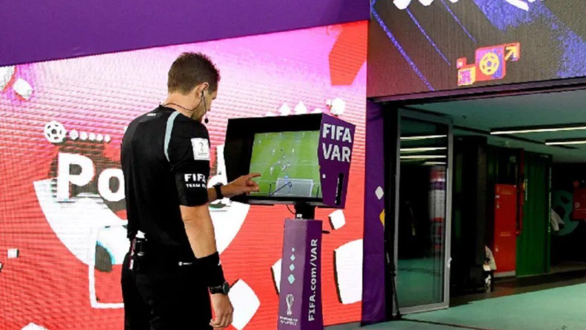 El Mundial de Clubes inaugura el VAR explicado por el árbitro