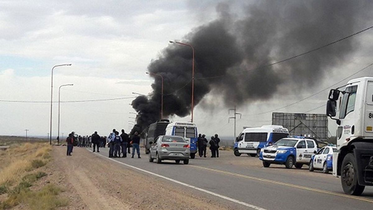 Desocupados de la Uocra cortan los accesos a dos yacimientos petroleros Desocupados de la Uocra cortan los accesos a dos yacimientos petroleros