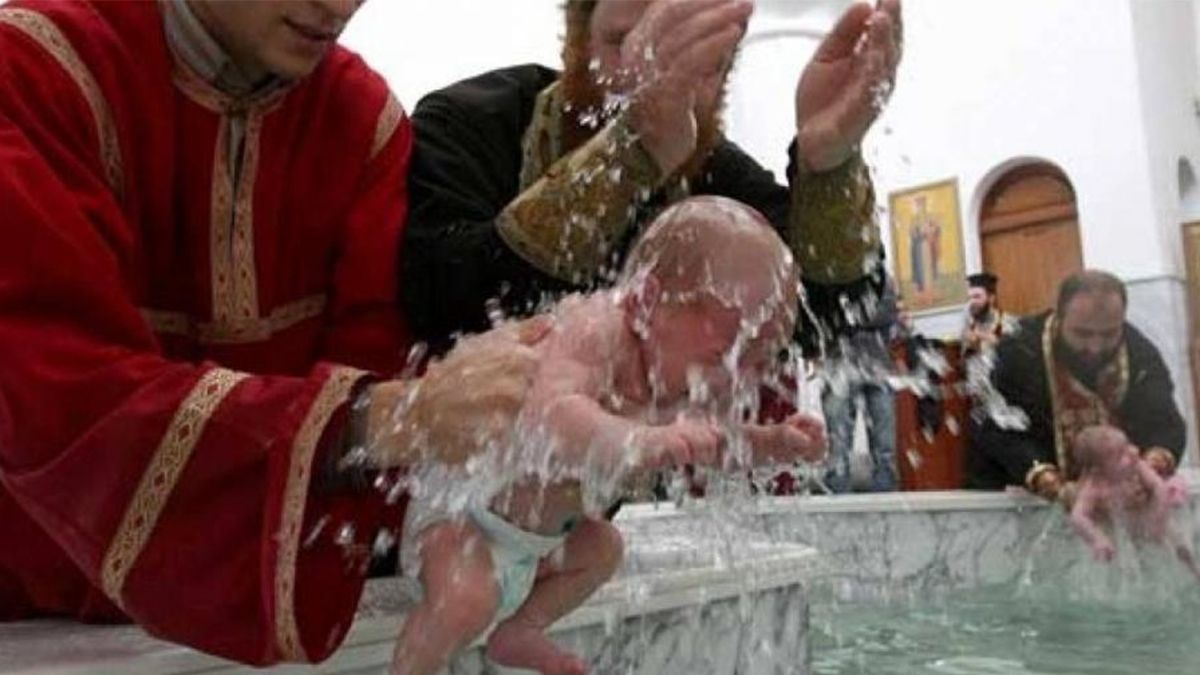 Un bebé murió por el ritual del bautismo y en las redes piden que la ...