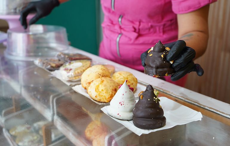 Transformó el garage de su casa en La Postrería de la región