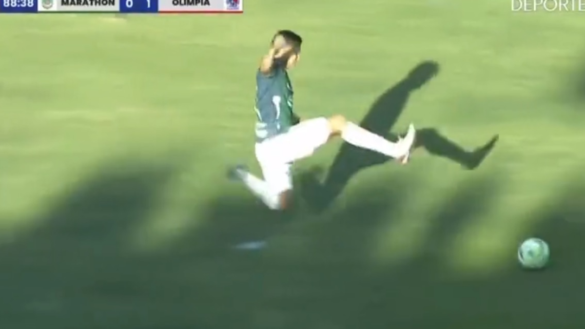 La patada del año: le dio una voladora a dos rivales al mismo tiempo