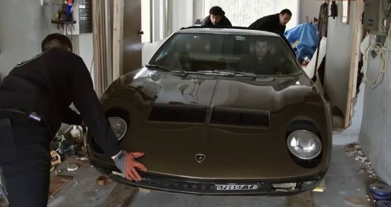 Guardó 40 años un Lamborghini en el living y rompieron una pared para ...