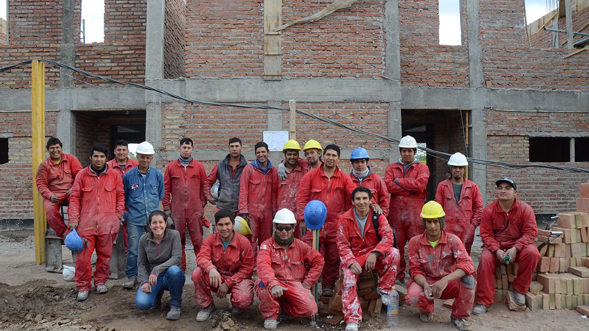 Premia a sus obreros con un viaje a Europa