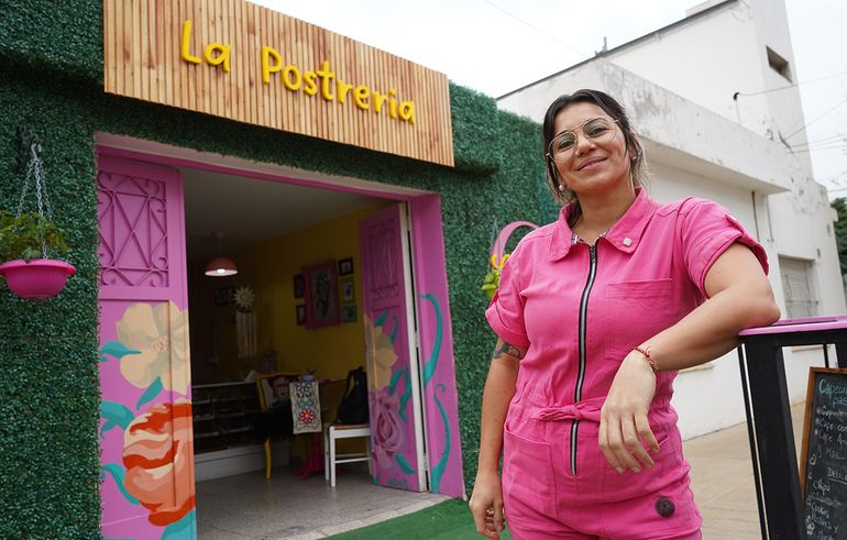 Transformó el garage de su casa en La Postrería de la región