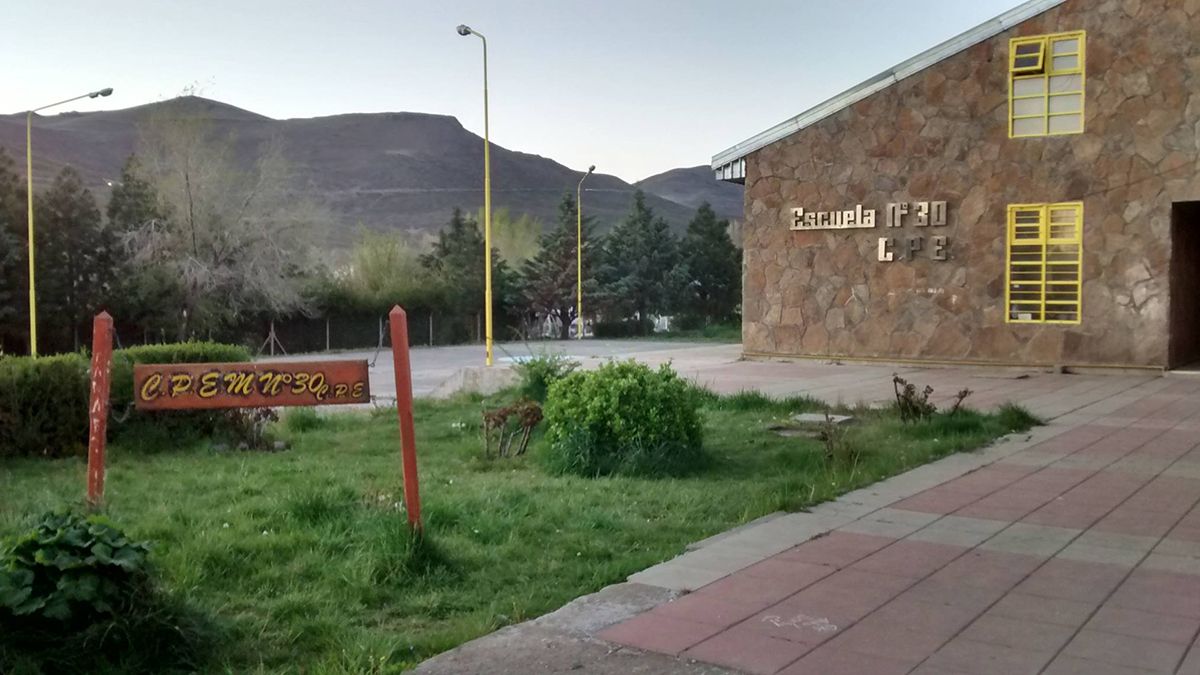 El Huecú: docentes recorren más de 30 kilómetros para llevarle tareas a ...