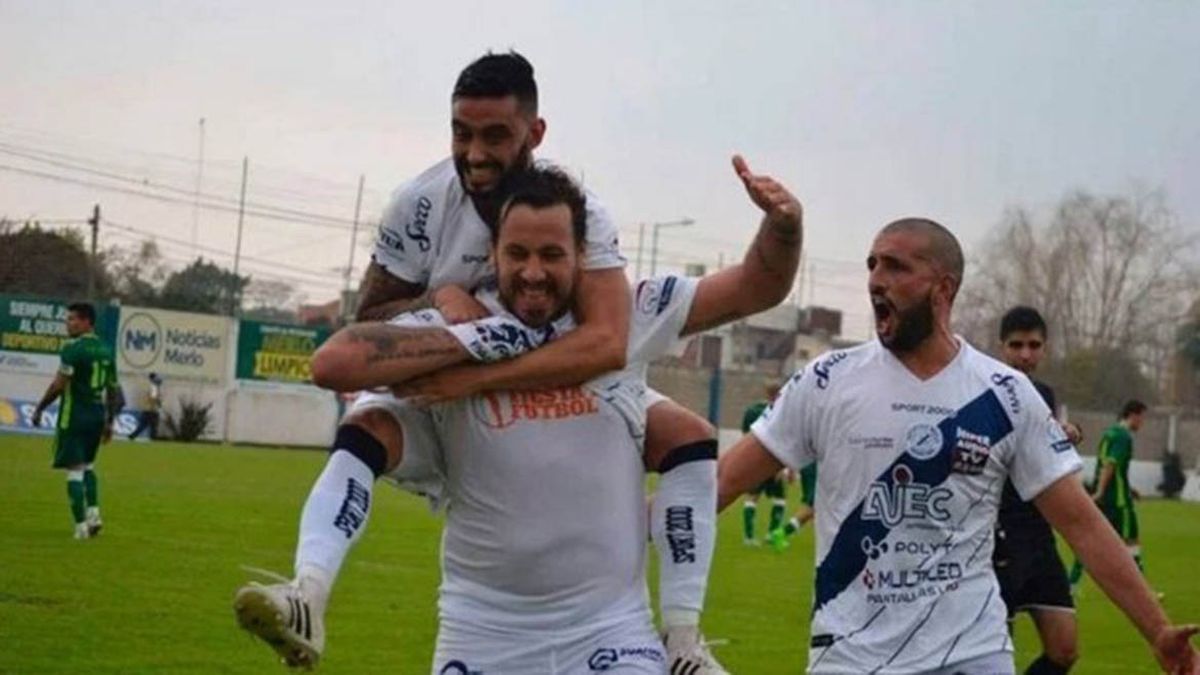 Mirá el espectacular gol del Ogro Fabbiani desde media cancha