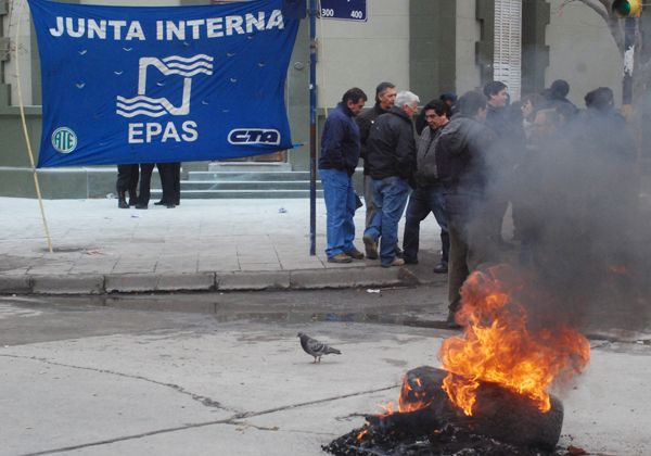 La quema de gomas en el EPAS volvió loco a un vecino