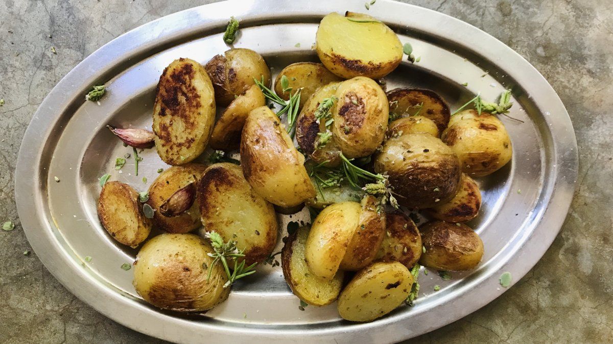 Un plato fácil y para todo momento: papines con romero