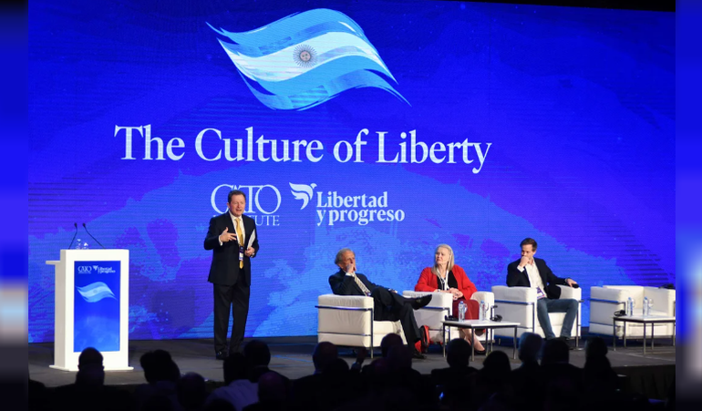 Vuelve el debate por la dolarización y Luis Caputo desmiente una ...