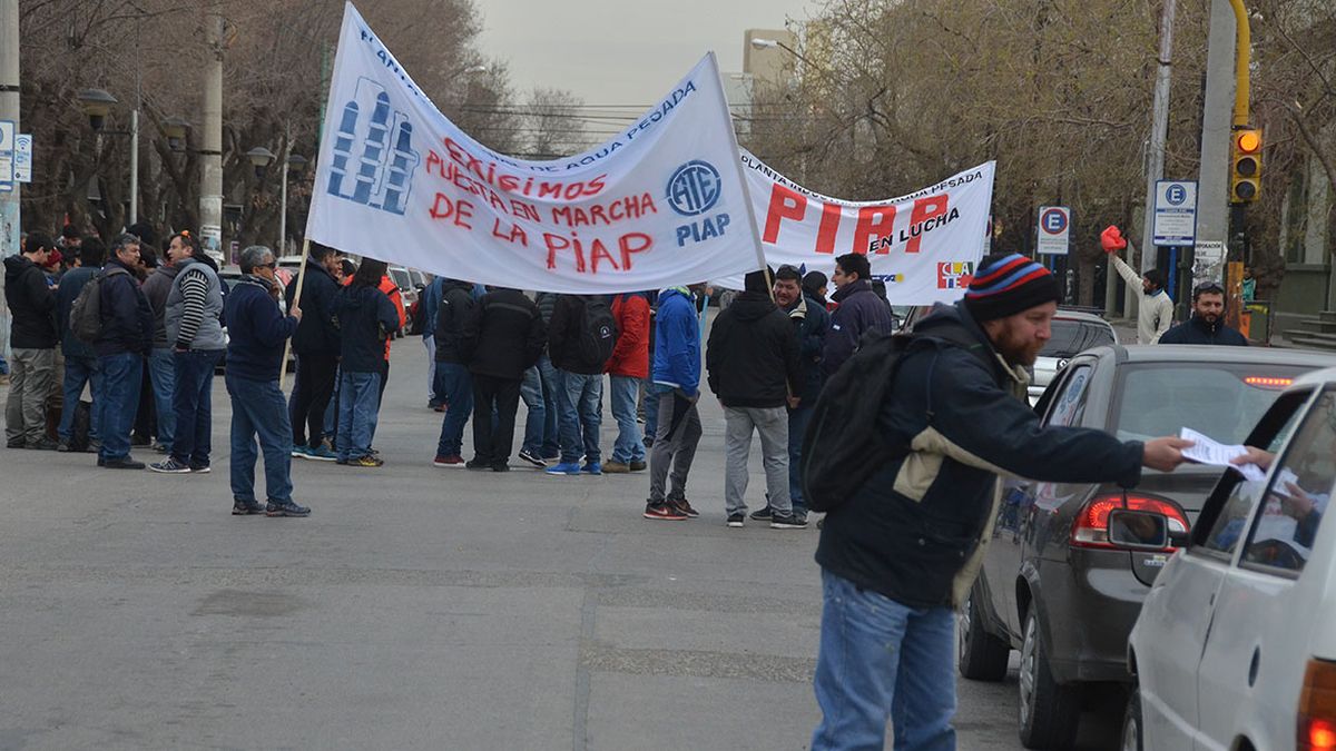Los empleados de la PIAP realizan una volanteada sobre Ruta 22