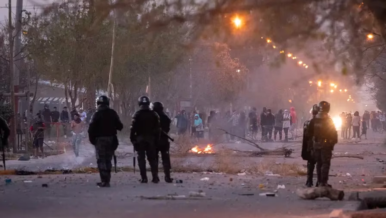 Intentaron saquear supermercados en Mendoza y hubo enfrentamientos con ...
