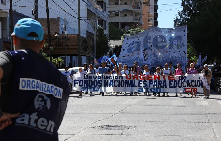 En 7 fotos, así fue la marcha por el paro nacional docente en Neuquén