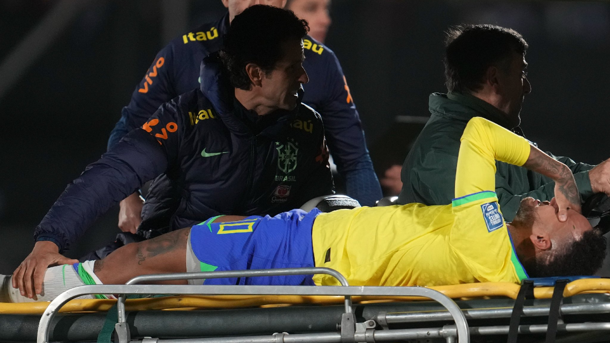 Neymar salió lesionado y llorando en el partido Uruguay-Brasil