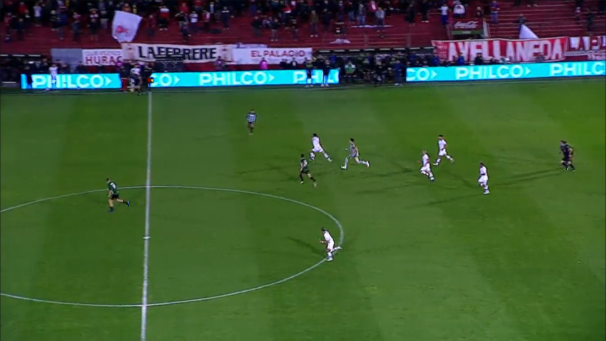 El golazo de mitad de cancha de Cóccaro en la victoria de Huracán ante ...