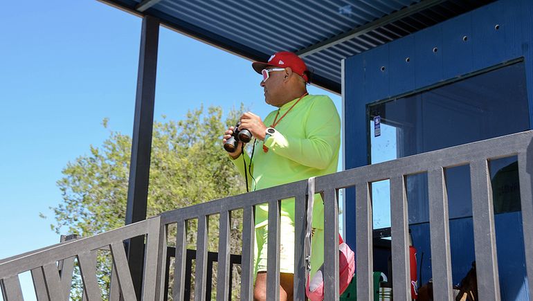 El hombre anfibio que desde hace 36 años custodia las costas el Limay