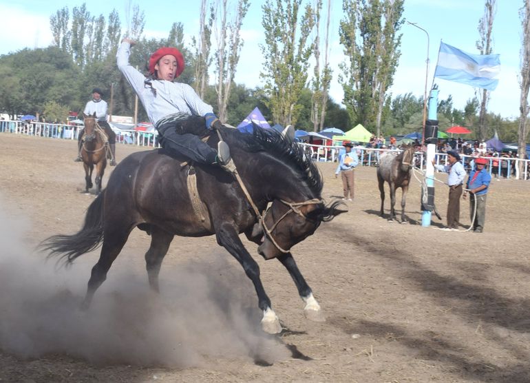 Picún Leufú y su desafío internacional de jineteadas en la Fiesta del ...