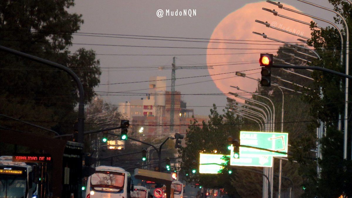 En 5 fotos, la impresionante Luna Rosa que se vio en Neuquén
