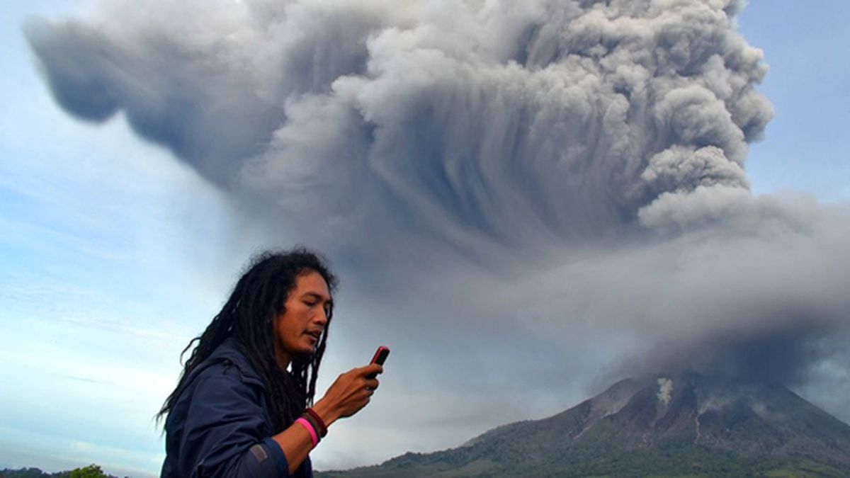 Dos volcanes entraron en erupción en Indonesia