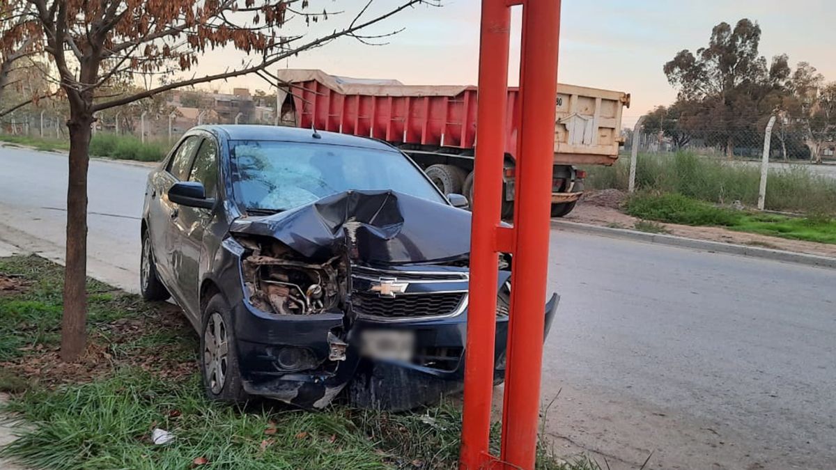 Perdió el control del auto y chocó contra un poste de luz