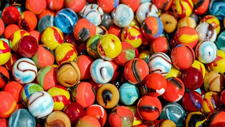 ¿Escuchás ruidos de bolitas rodando por la noche? Acá está la razón