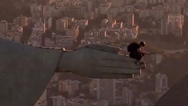 Río de Janeiro: se trepó a las manos del Cristo Redentor y saltó en paracaídas