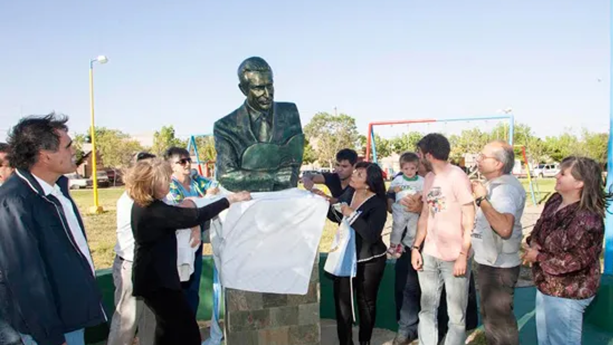 Talaron un árbol que se plantó en homenaje al Chelito Berbel