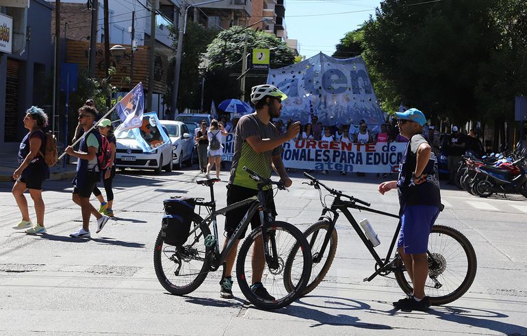 En 7 fotos, así fue la marcha por el paro nacional docente en Neuquén