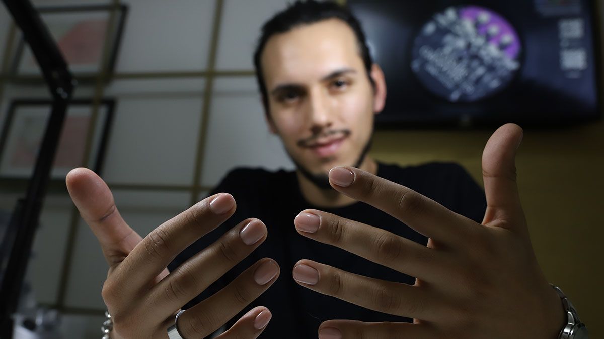 Lucas Esteban, el manicurista neuquino que desafía estereotipos y busca que más varones se hagan ...
