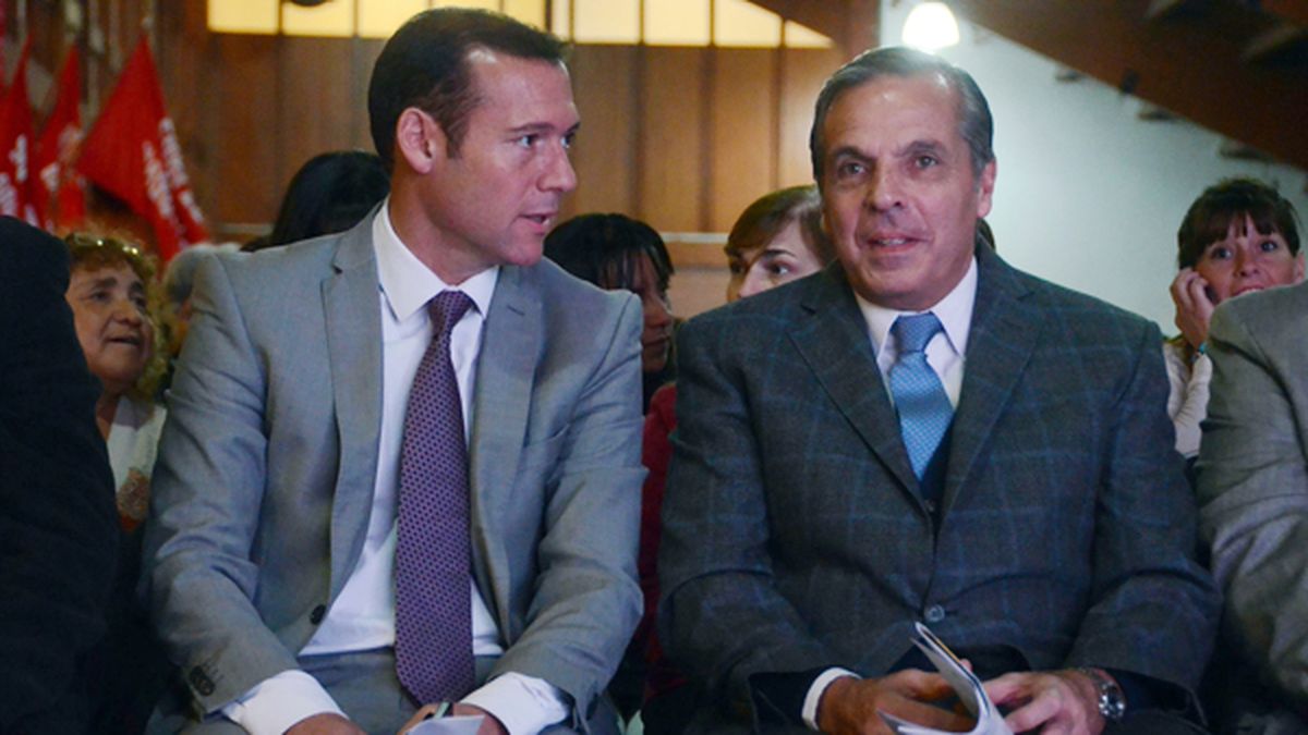 Sapag vuelve el 12 de enero y sale a mostrar “gestión”