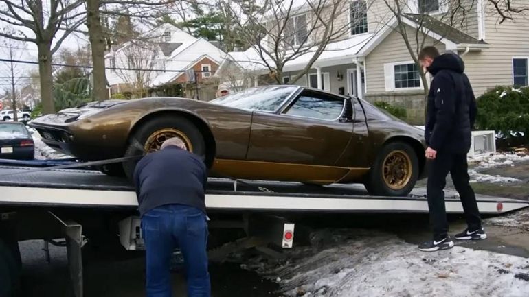 Guardó 40 años un Lamborghini en el living y rompieron una pared para ...