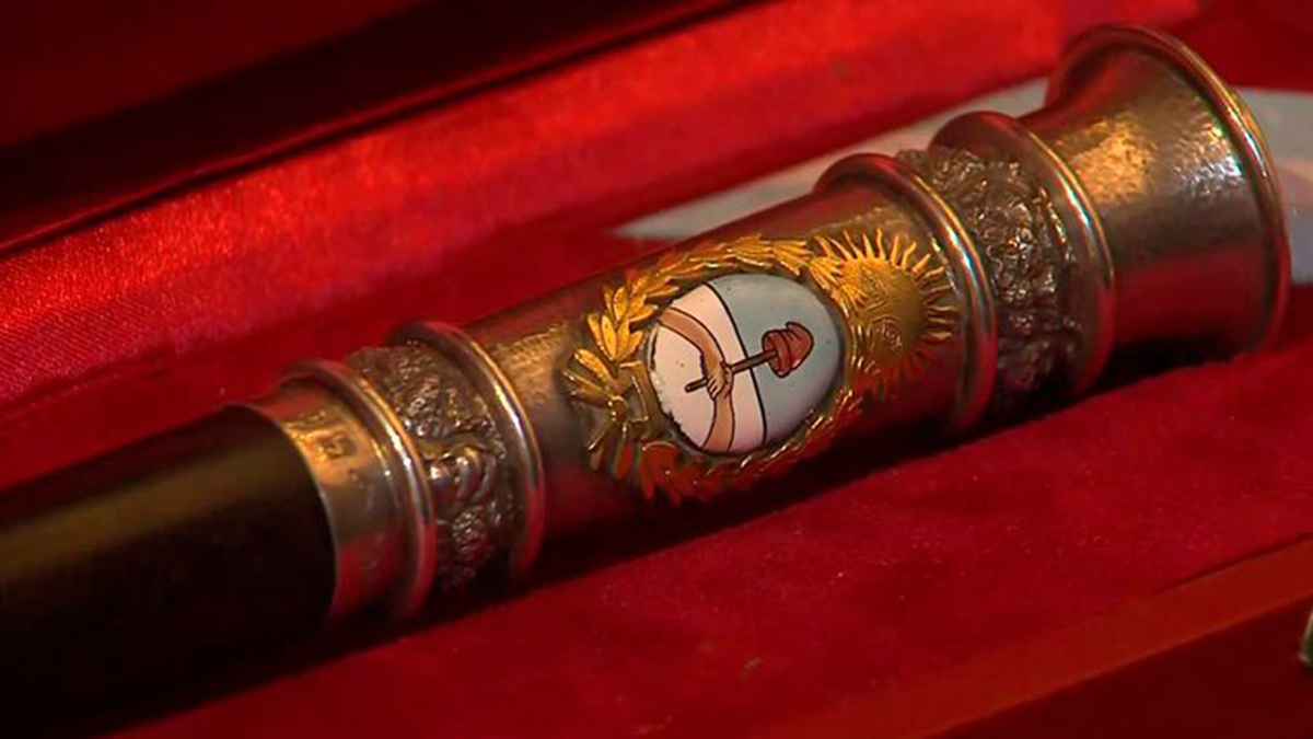 Este es el bastón presidencial que usará Javier Milei