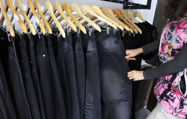 Se animó y puso un local de ropa en Neuquén que solo vende prendas negras