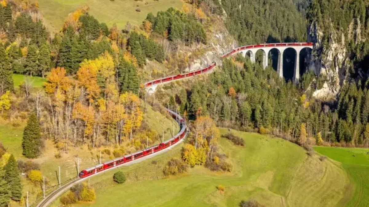 El tren más largo está en Suiza: mide casi 2000 metros