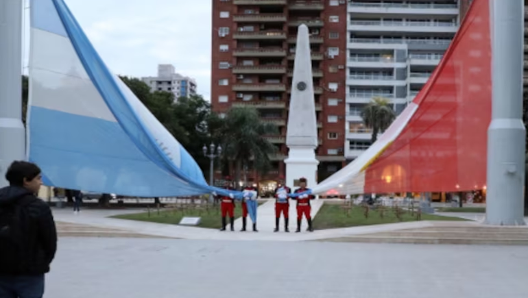 Izaba la bandera y se le trabó la mano: le amputaron dos dedos