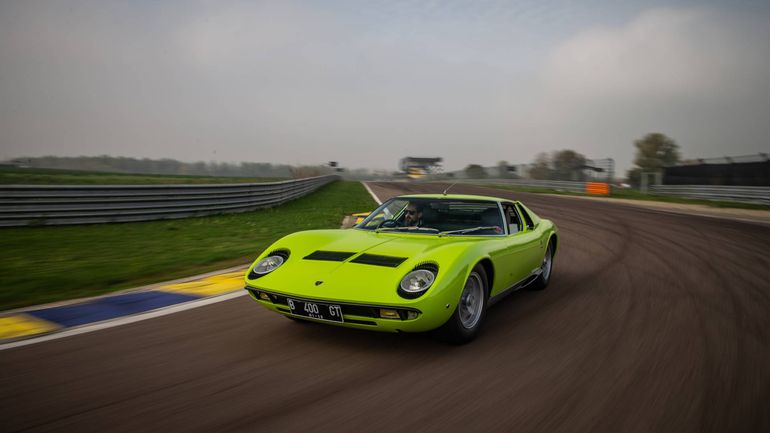 Guardó 40 años un Lamborghini en el living y rompieron una pared para ...