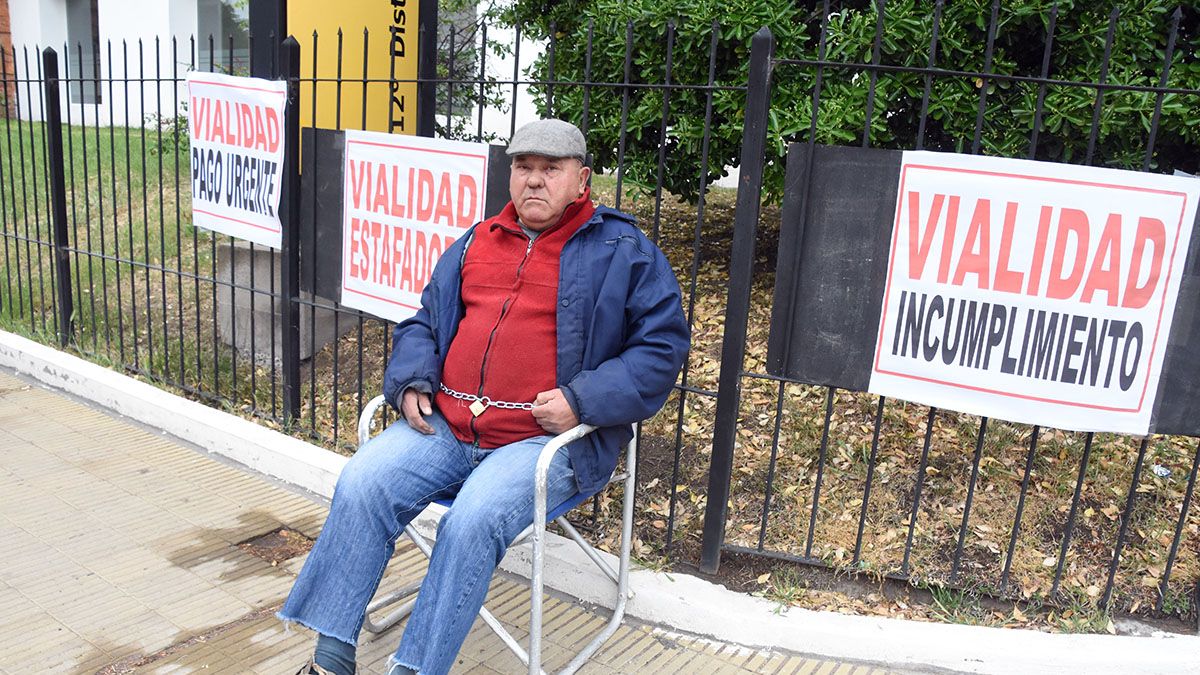 Vialidad le expropió siete hectáreas y se encadenó para pedir que le paguen